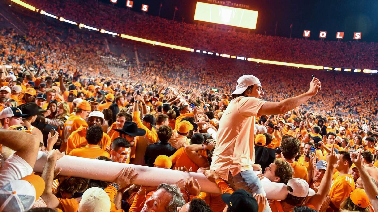 Over 700 players entered the college football transfer portal on Monday ...