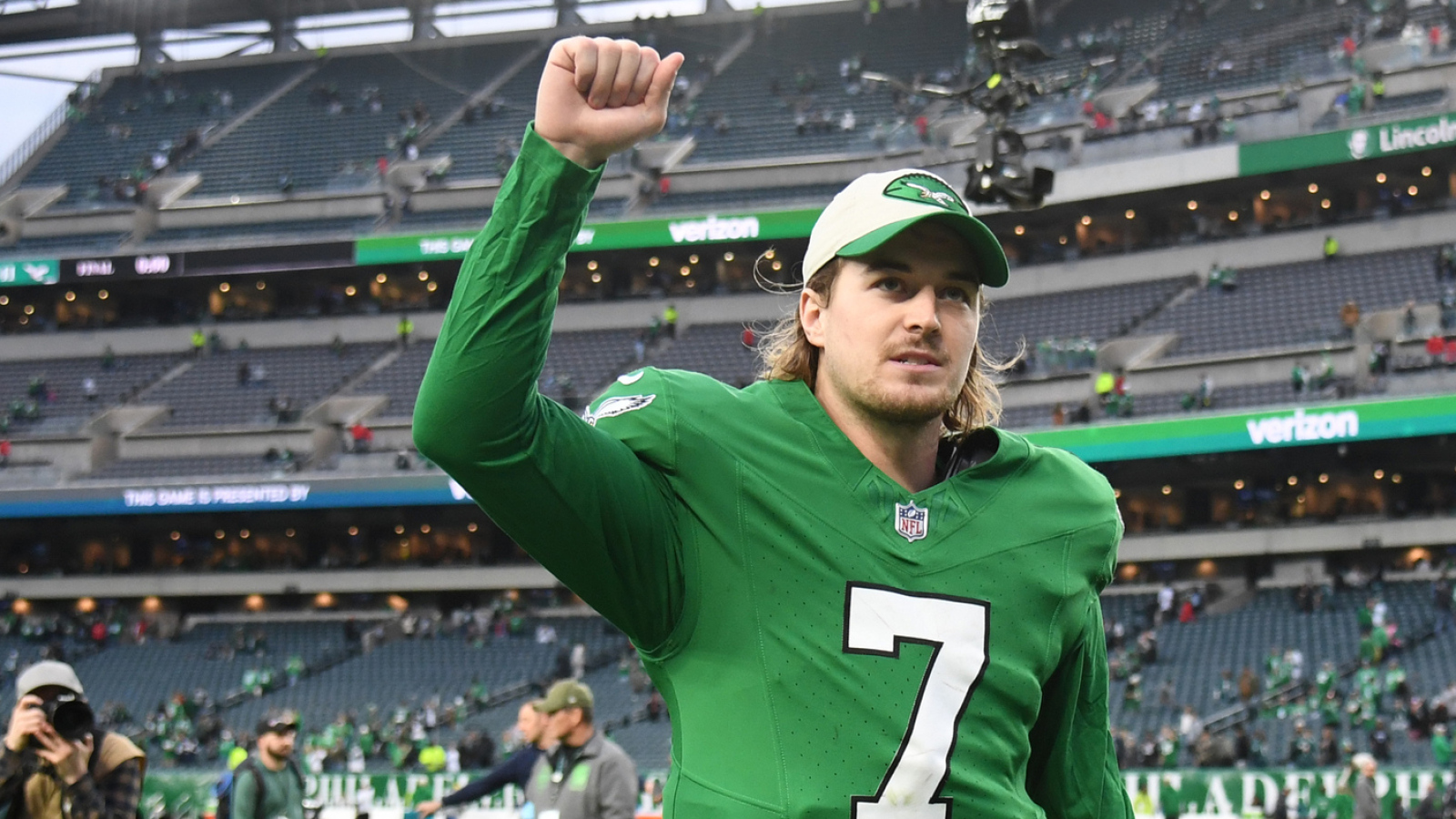 Eagles QB Kenny Pickett injured on huge hit from Micah Parsons | Yardbarker