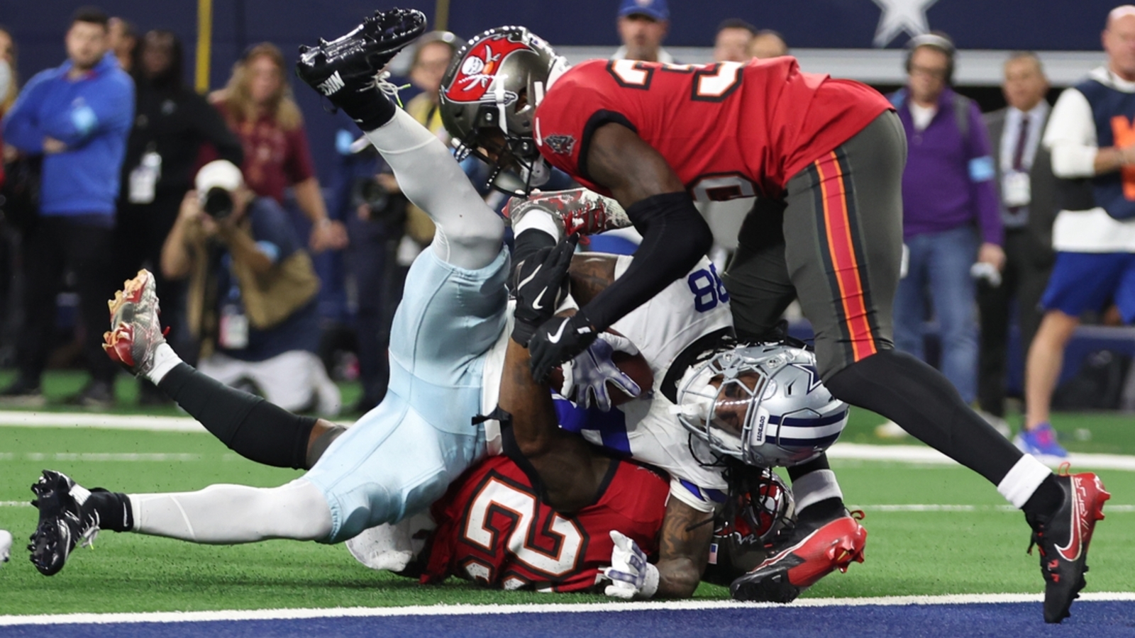Cowboys force late fumble, knock Bucs out of NFC South lead | Yardbarker