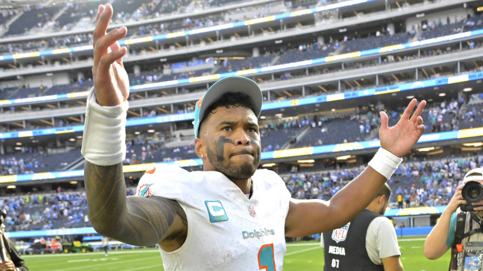 Tyreek Hill explains how Tua Tagovailoa is like LeBron James | Yardbarker