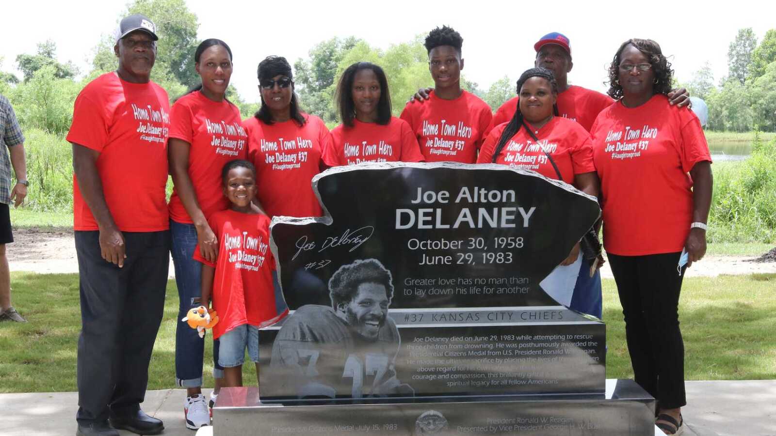 'Passed away a hero': Chiefs honor RB who died rescuing children | Yardbarker