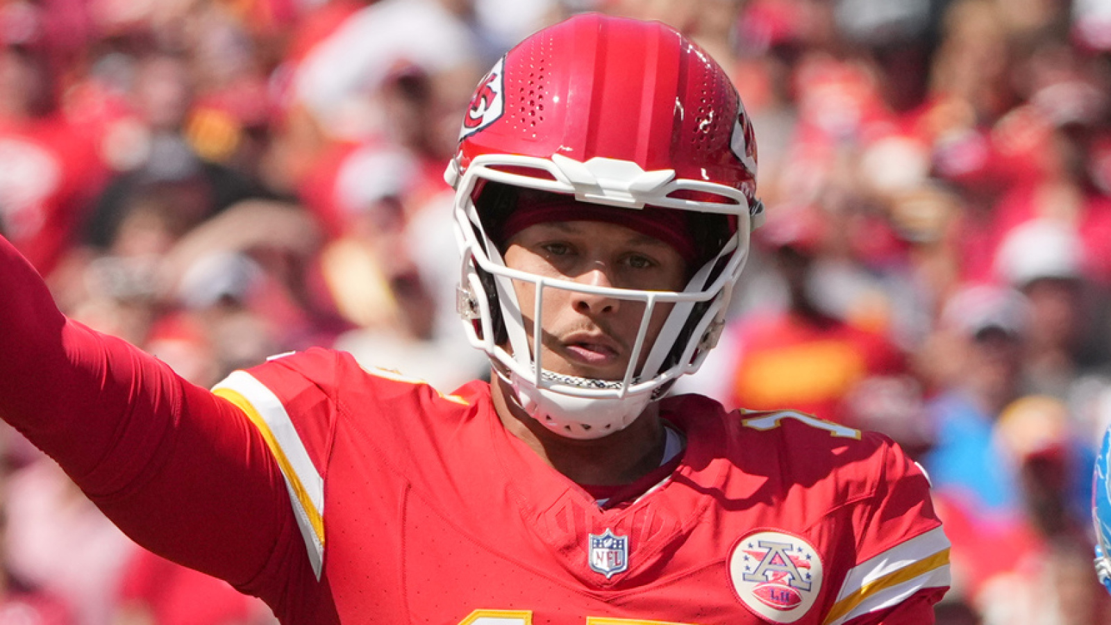 Watch: Patrick Mahomes throws slick behind-the-back pass | Yardbarker