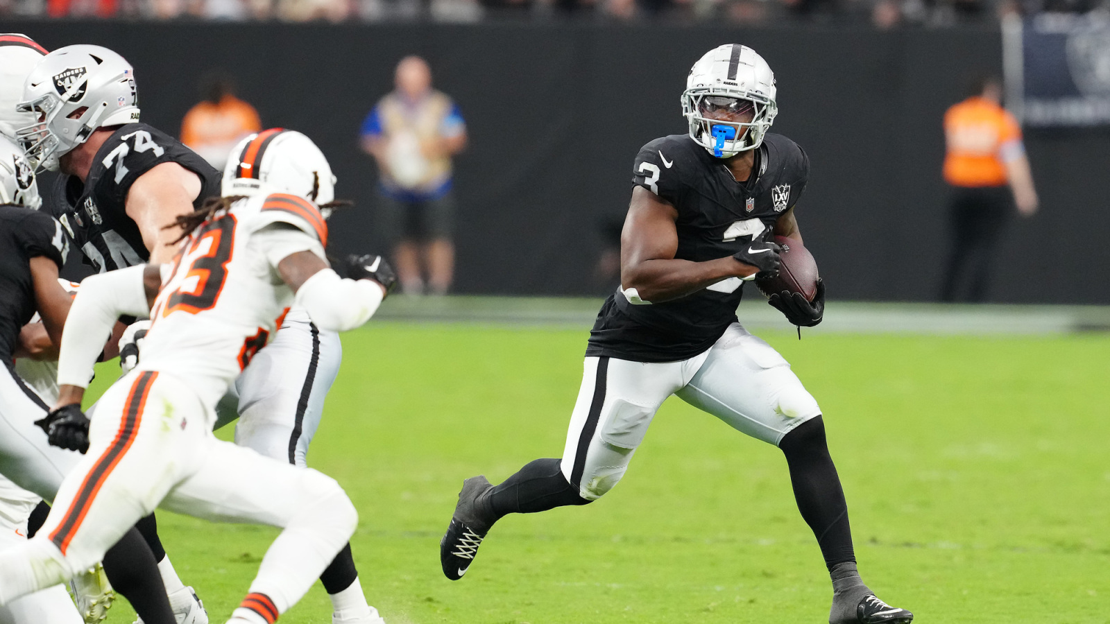 The Raiders Ground And Pound To Victory | Yardbarker
