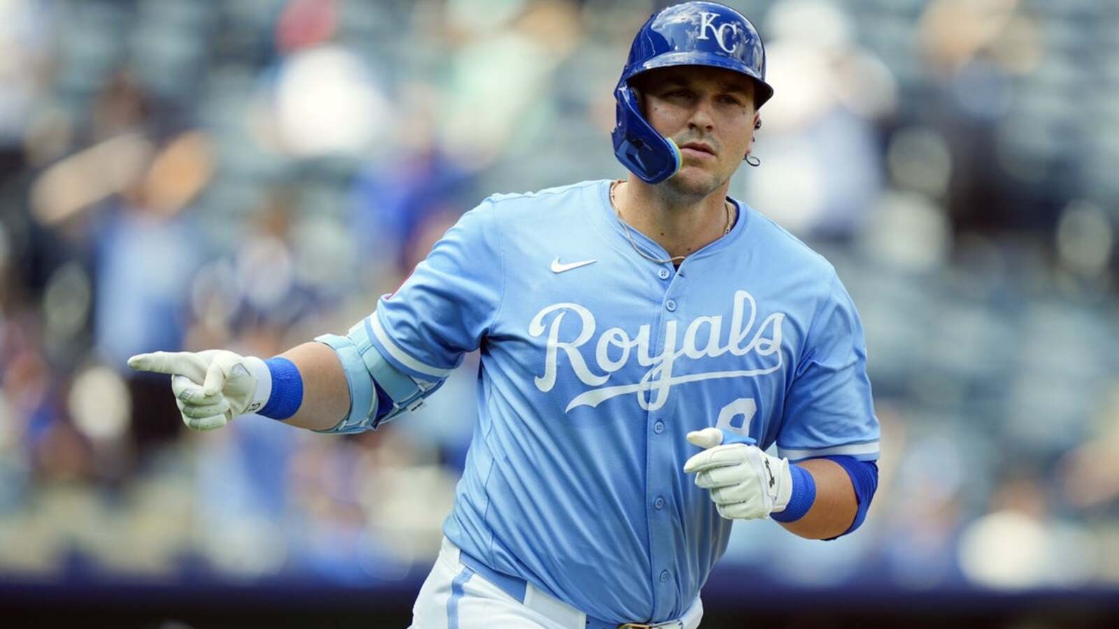 Royals 1B Vinnie Pasquantino makes early exit due to heat-related ...