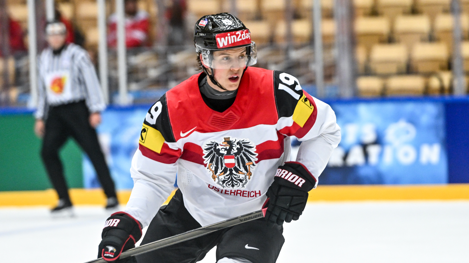 Vinzenz Rohrer signs his entry-level contract with the Canadiens ...