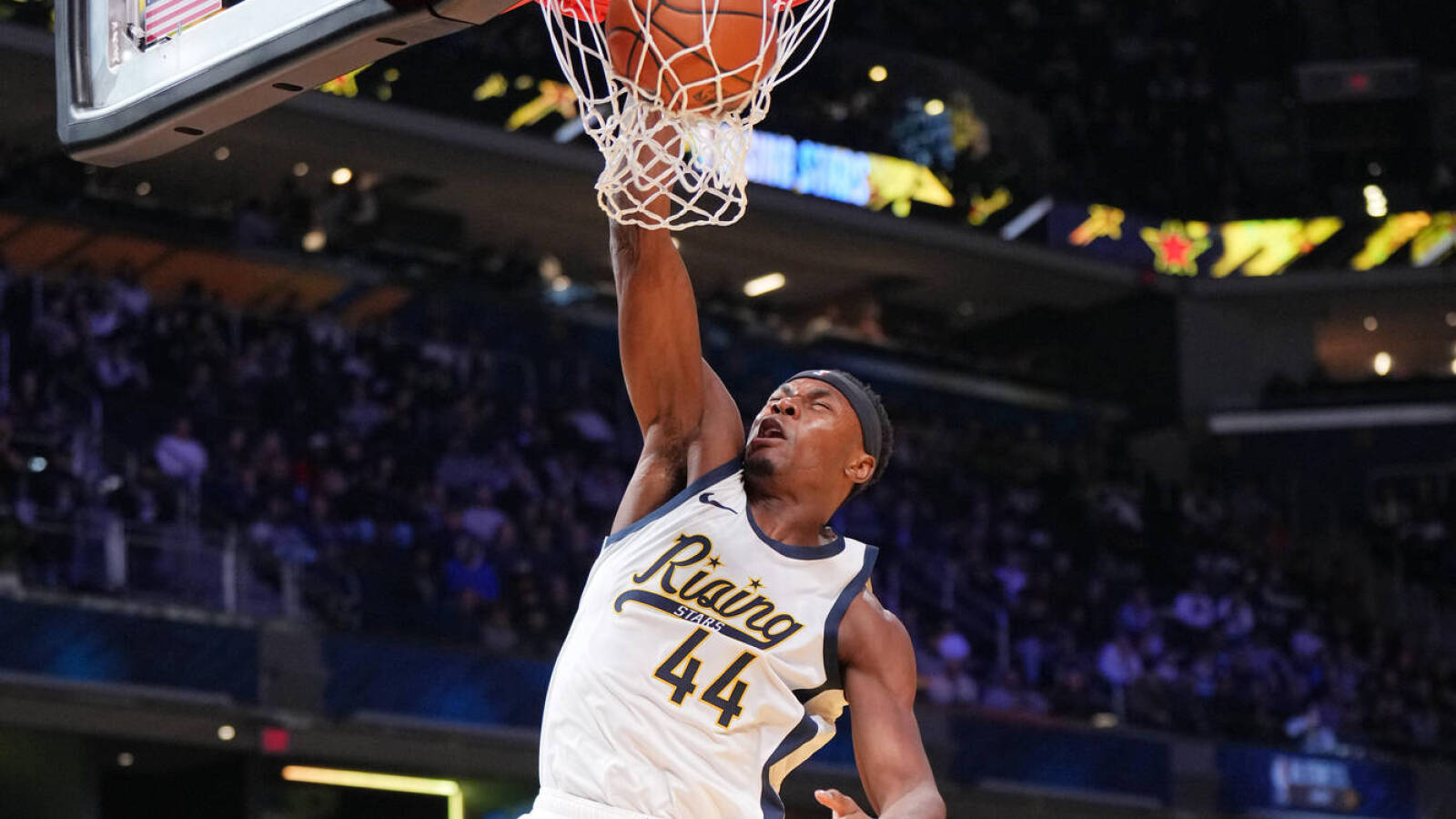 Oscar Tshiebwe dunks on Walker Kessler during NBA Rising Stars ...