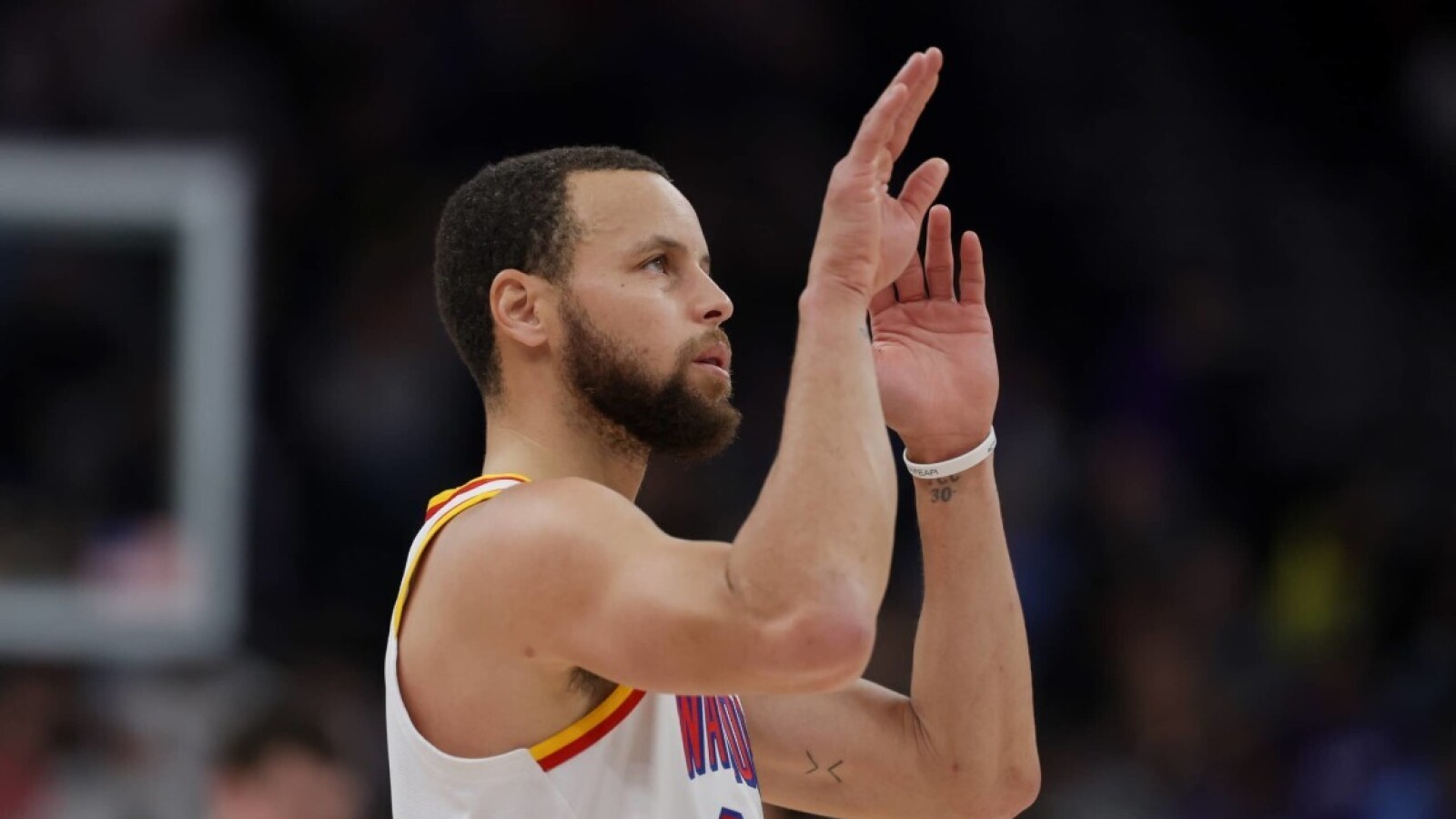 Stephen Curry’s Insane Opposite Tunnel Shot Was A Miss - New Footage ...