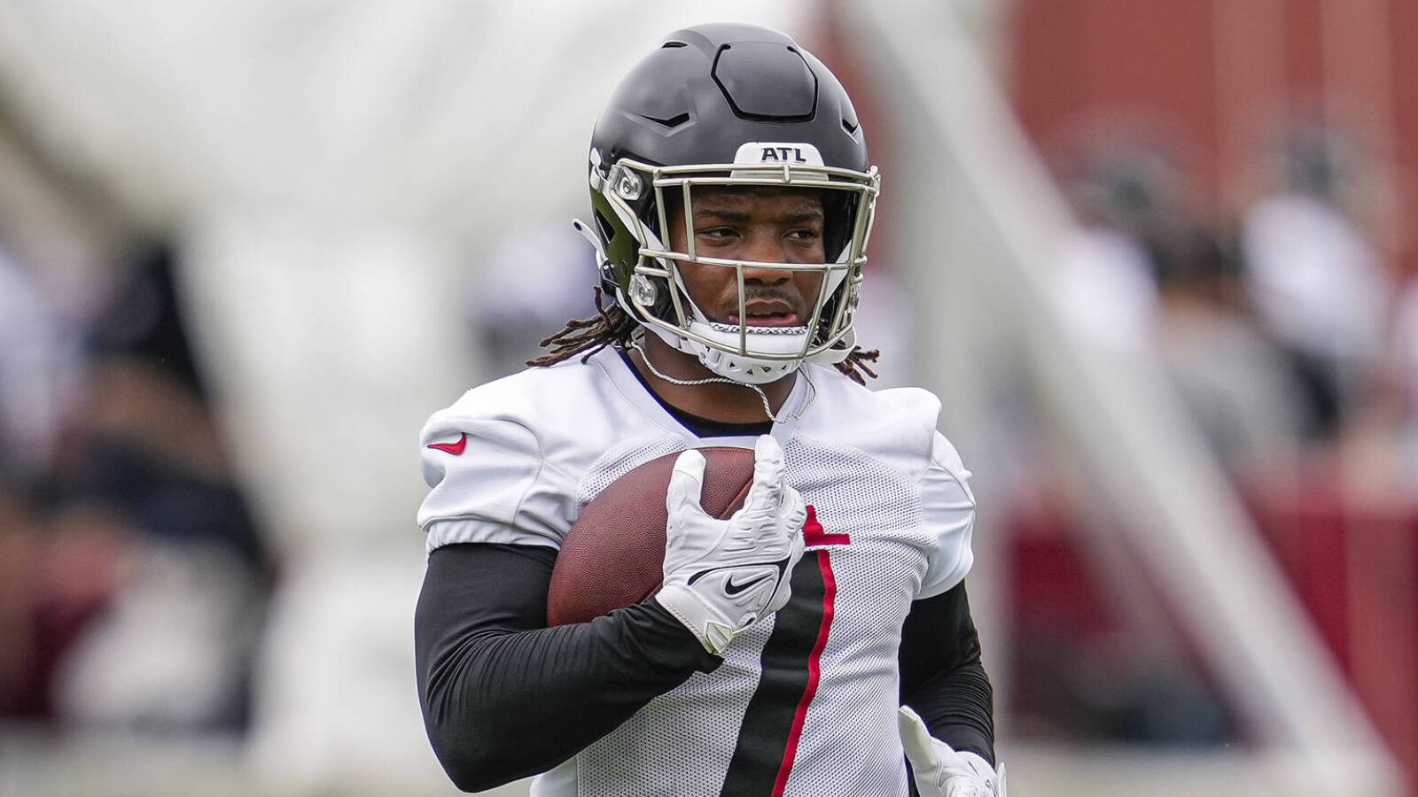 Watch: Falcons RB makes remarkable catch | Yardbarker