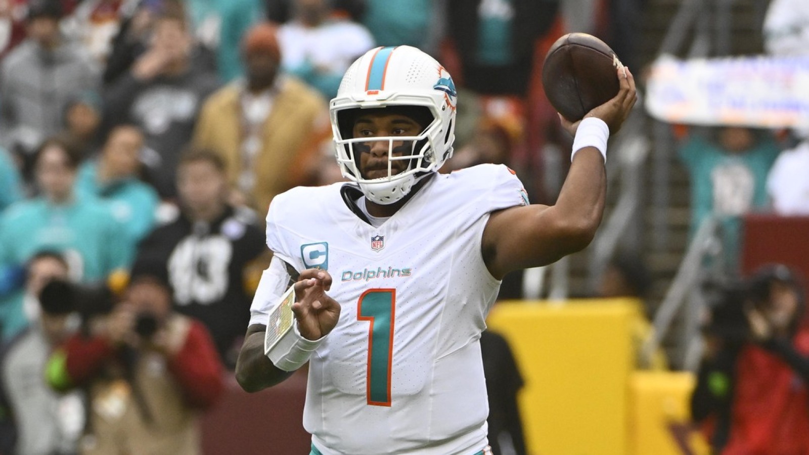 Lofty contract extension puts pressure on Tua Tagovailoa | Yardbarker