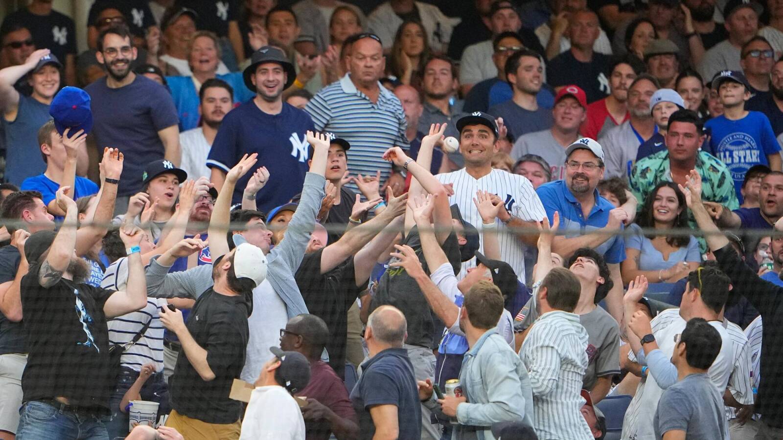 Yankees Fans Cheering