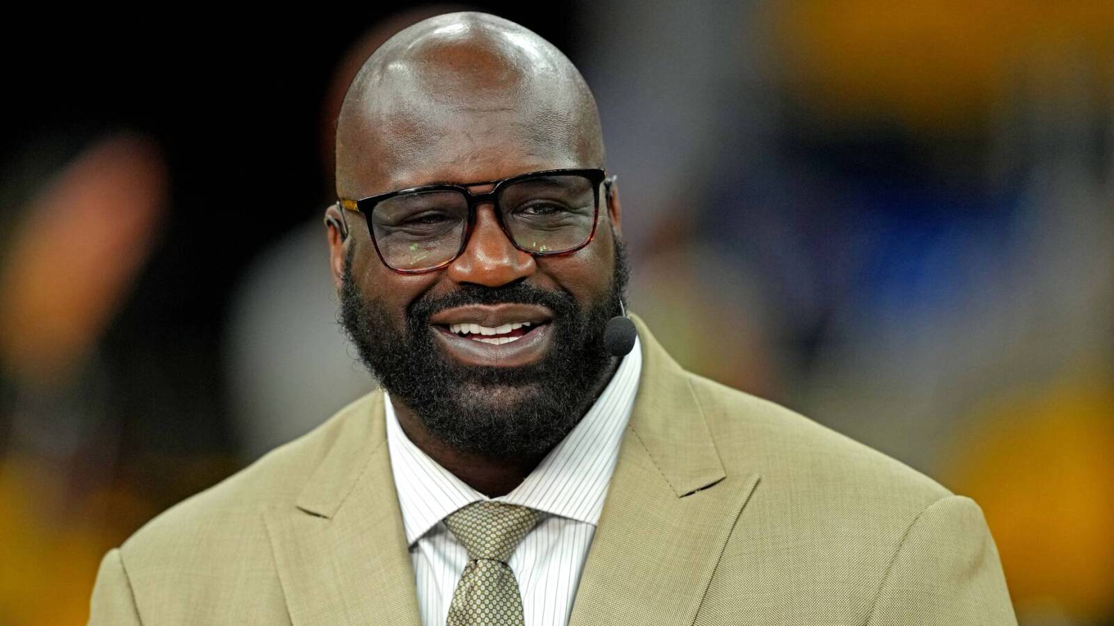 Watch: Kenny Smith shoves Shaq into Christmas tree | Yardbarker