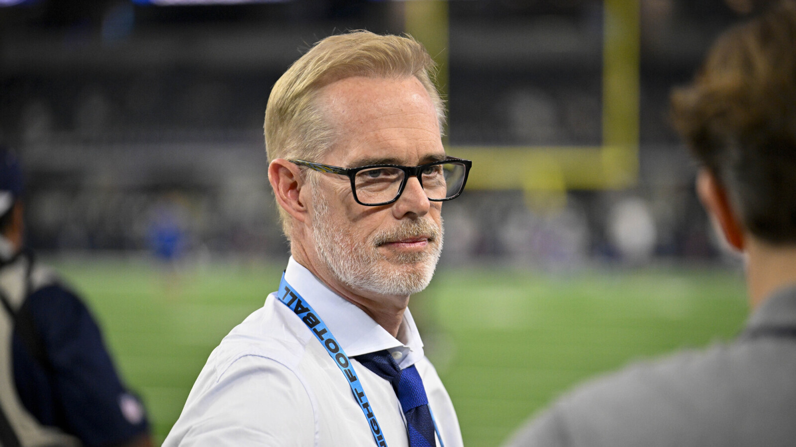 Joe Buck hid an obvious injury while broadcasting ‘MNF’ | Yardbarker