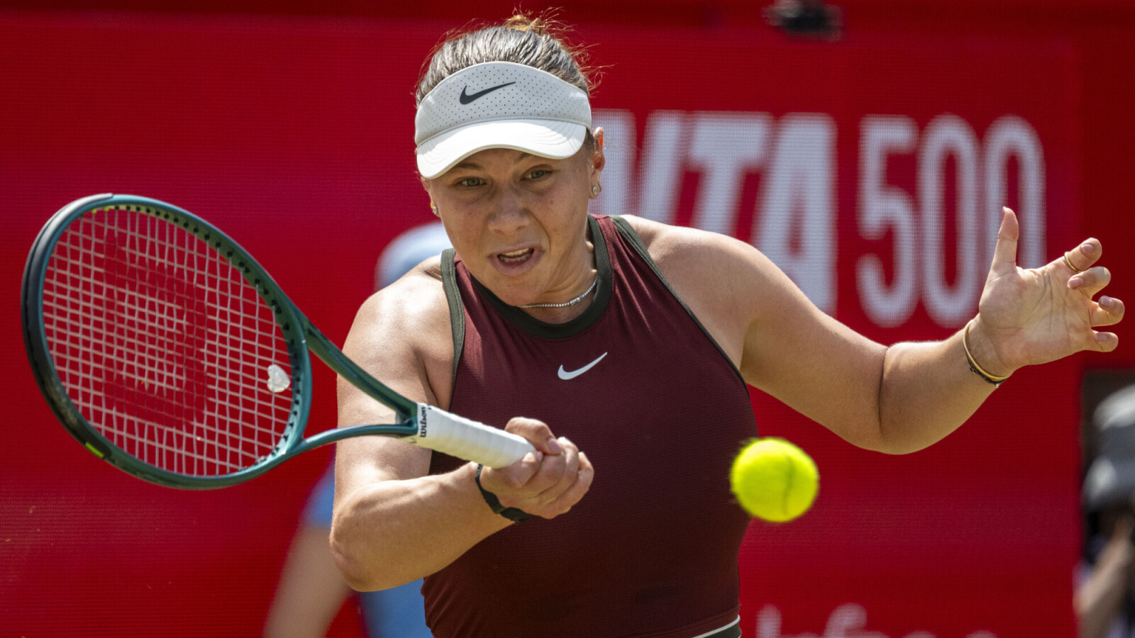 Amanda Anisimova's hot streak on grass continues with confident win ...