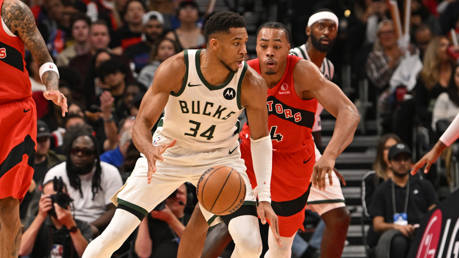 Antetokounmpo Dominates with 31 Points, 20 Rebounds as Bucks Hold Off ...