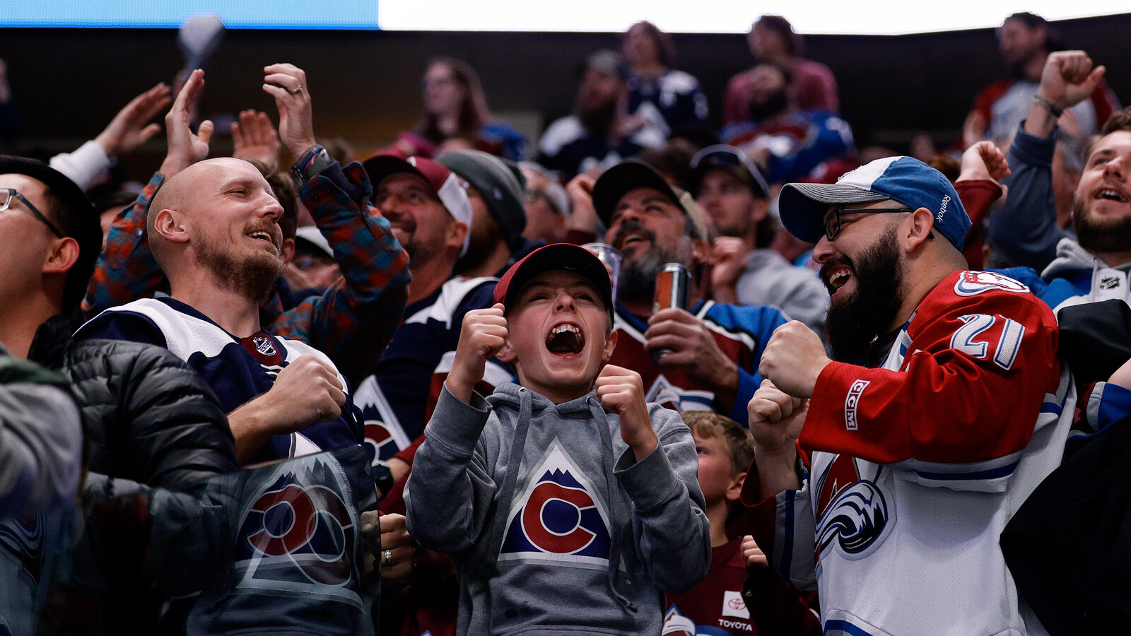 NHL fans were behaving terribly on Thanksgiving Eve | Yardbarker