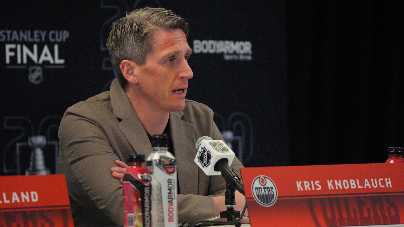 Kris Knoblauch's Answer to Reporter Creates a Goaltending Controversy ...