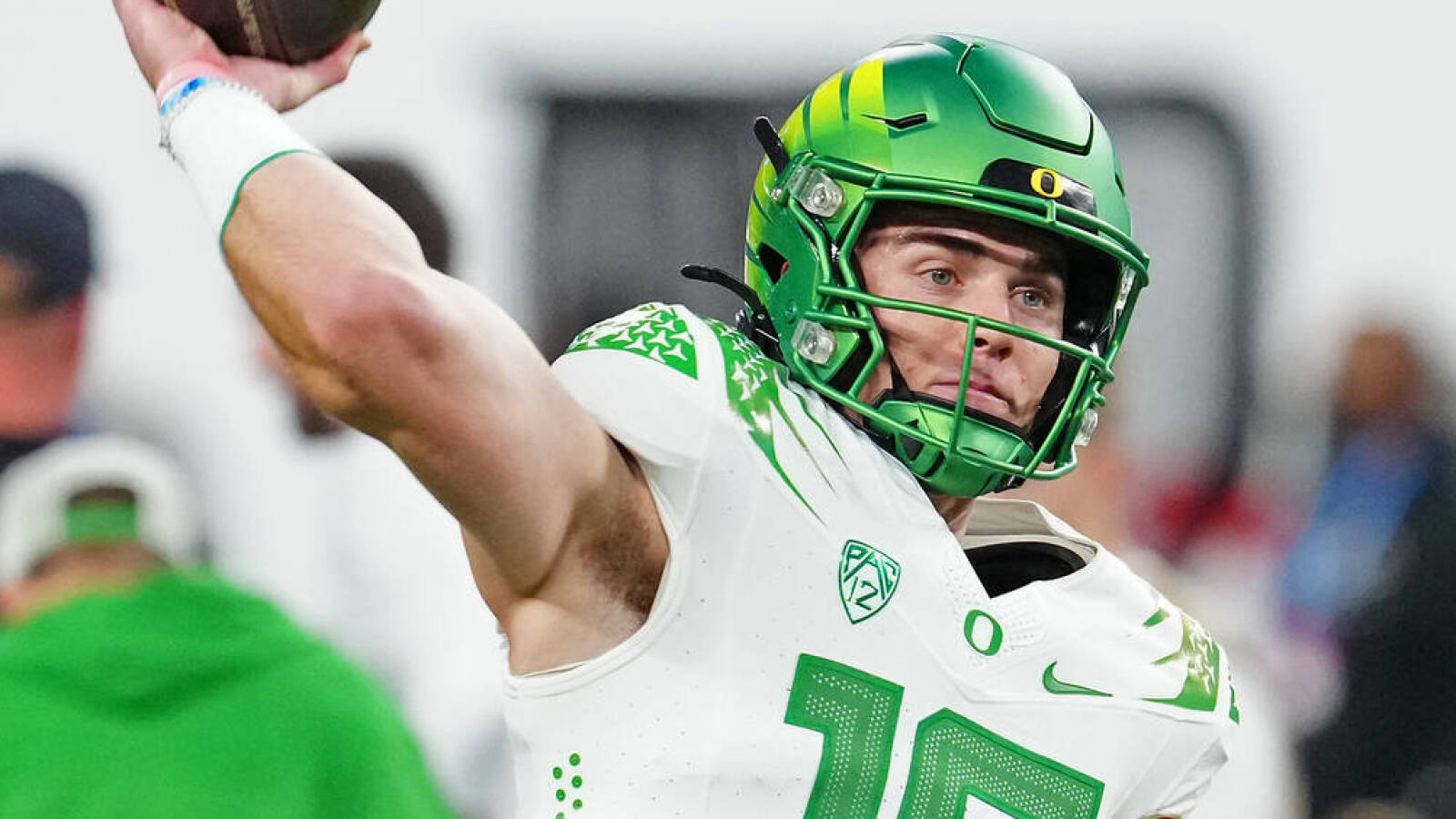 Watch: Ref takes pass to the chest during Pac-12 Championship | Yardbarker