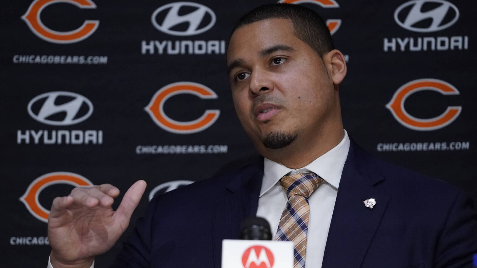 Bears GM explains why he did not trade top pass rusher Robert Quinn ...