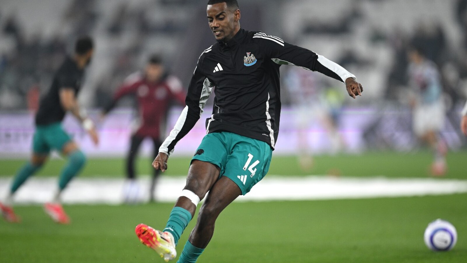 Report: Alexander Isak spells out one thing Newcastle must do before ...