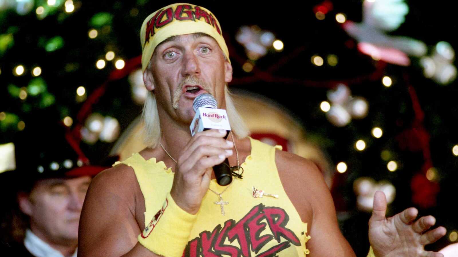 Hulk Hogan's Emotional Reaction to Negative WWE RAW Crowd Revealed by ...