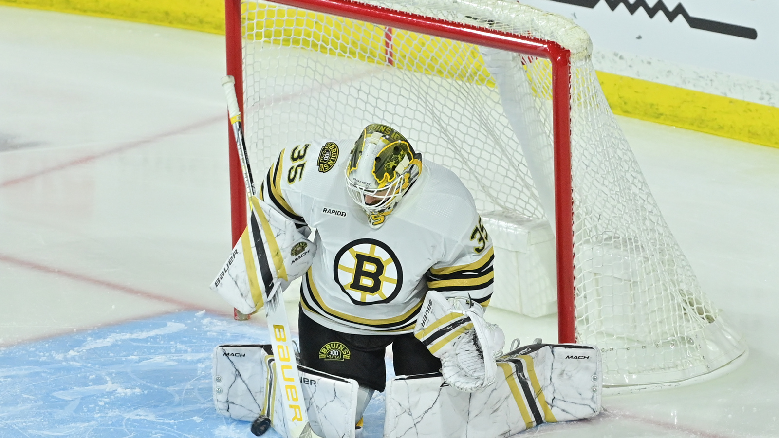 Bruins’ Linus Ullmark leaves game vs. Coyotes with injury | Yardbarker