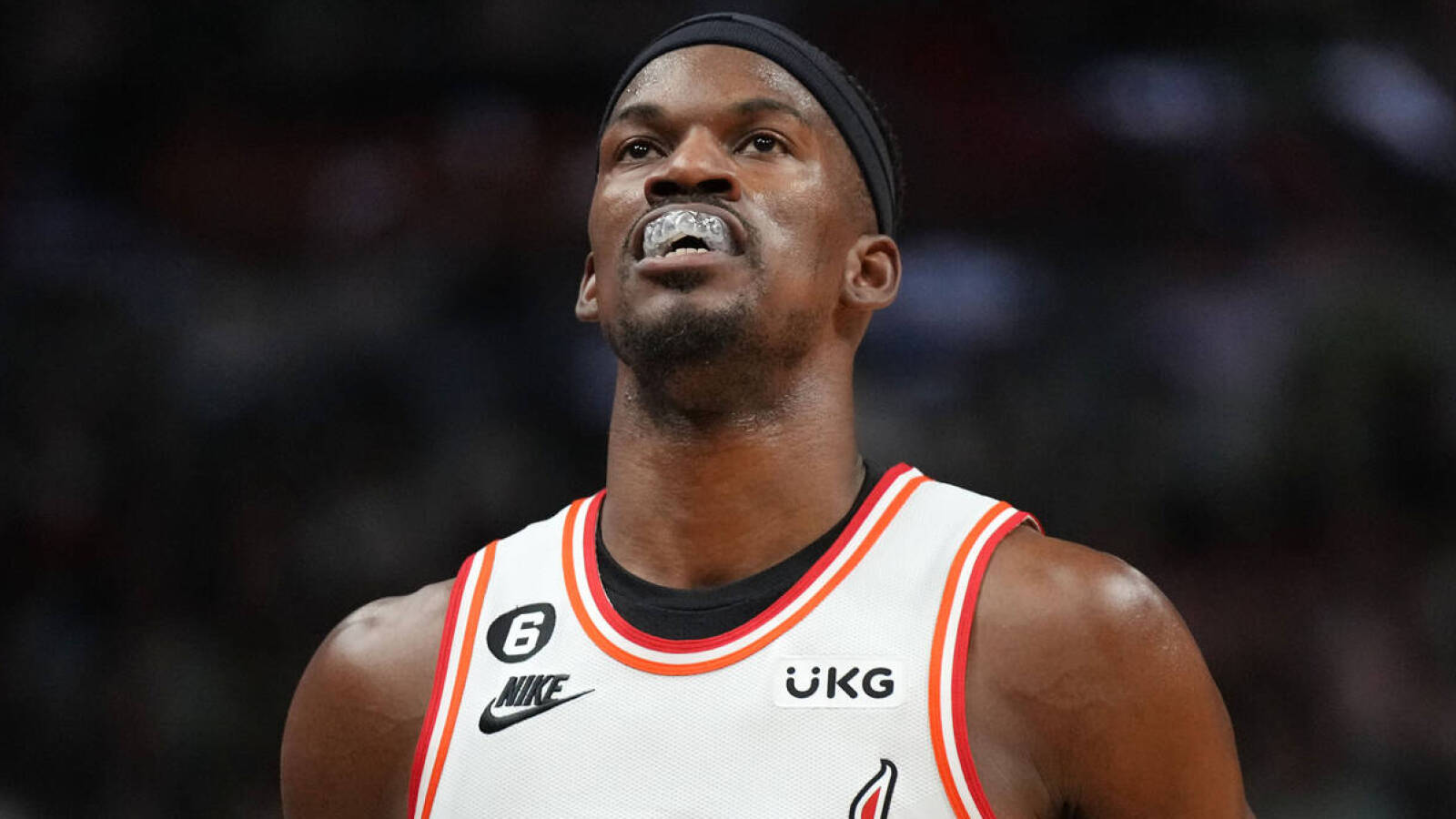 Watch: Jimmy Butler blows a wide-open layup | Yardbarker