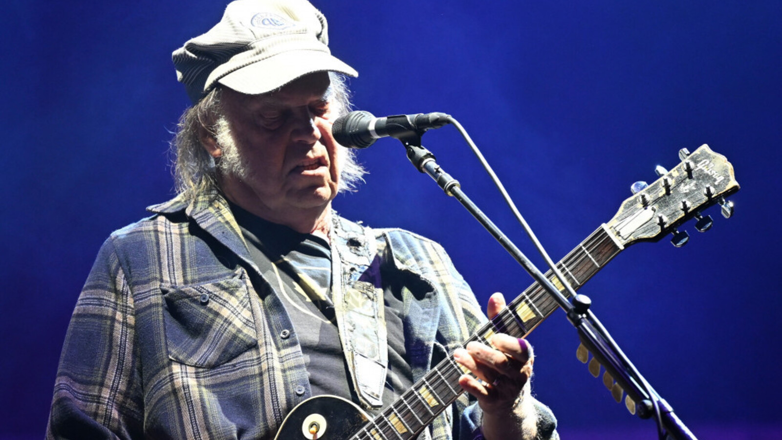 Neil Young stars on Glastonbury's Pyramid Stage | Yardbarker