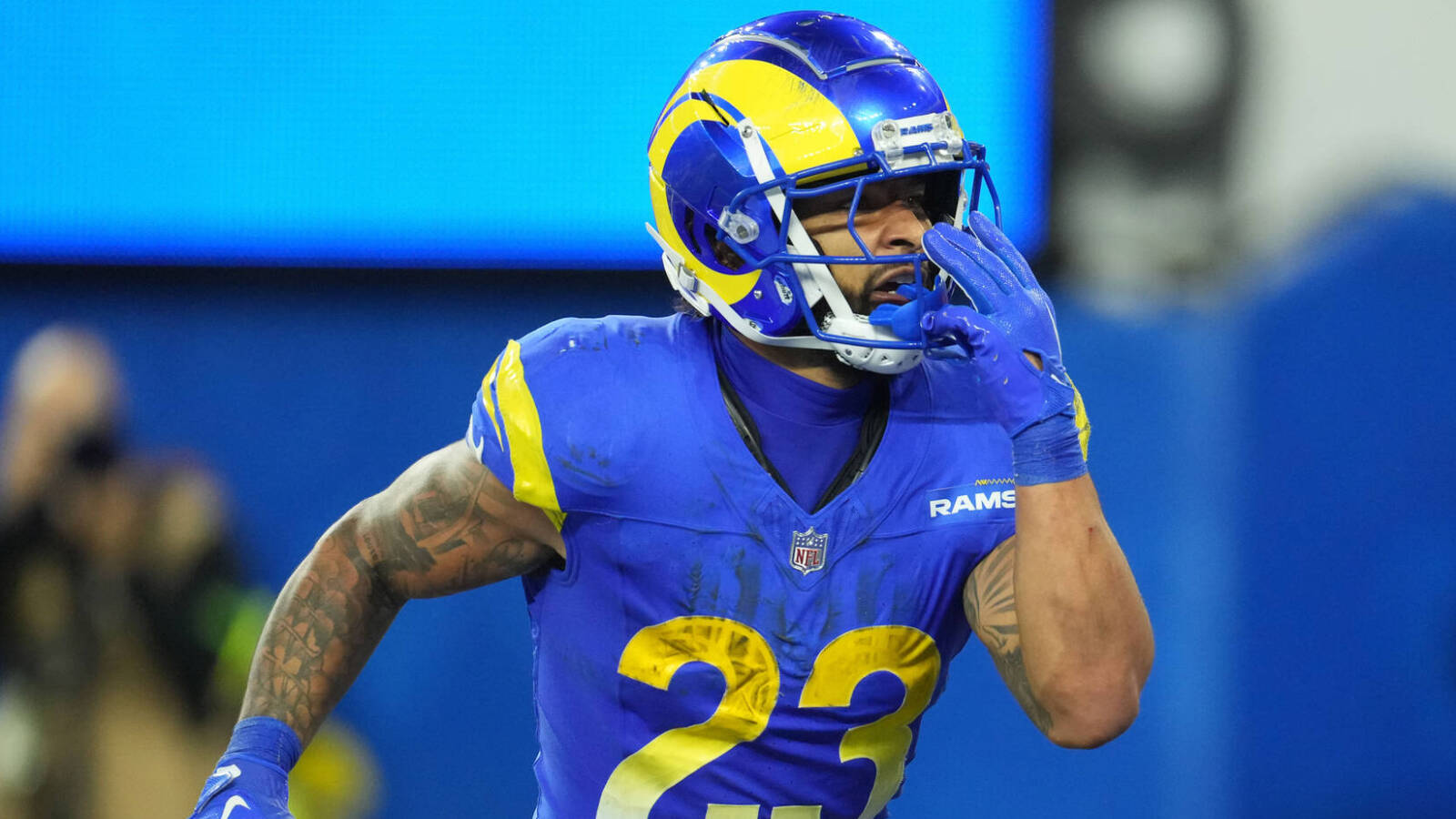 Watch: Mom of Rams RB wrestles ball away from Giants fan | Yardbarker