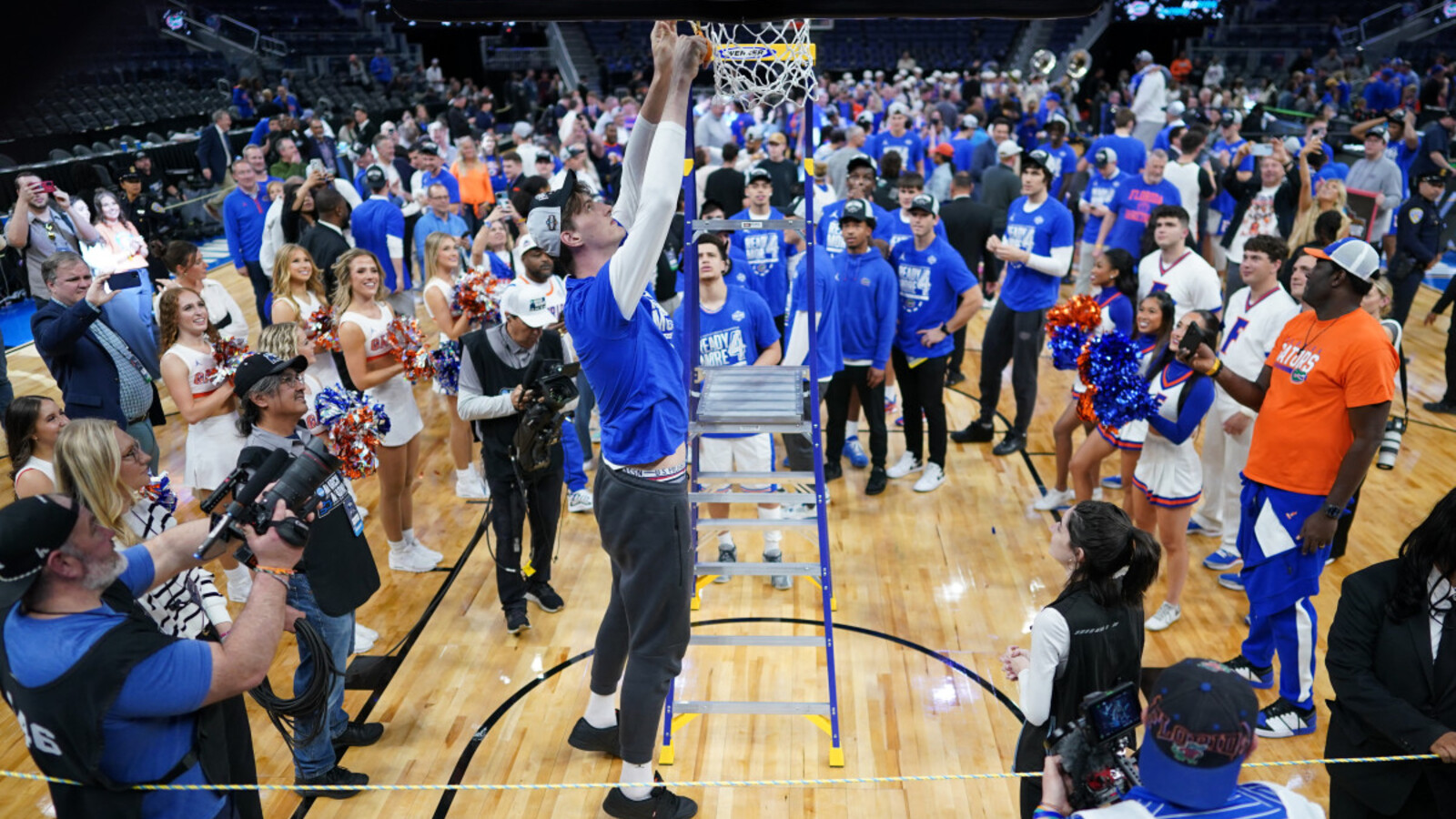 7-Foot-9 Freshman is All Over Social Media After Florida's NCAA Tournament Championship | Yardbarker