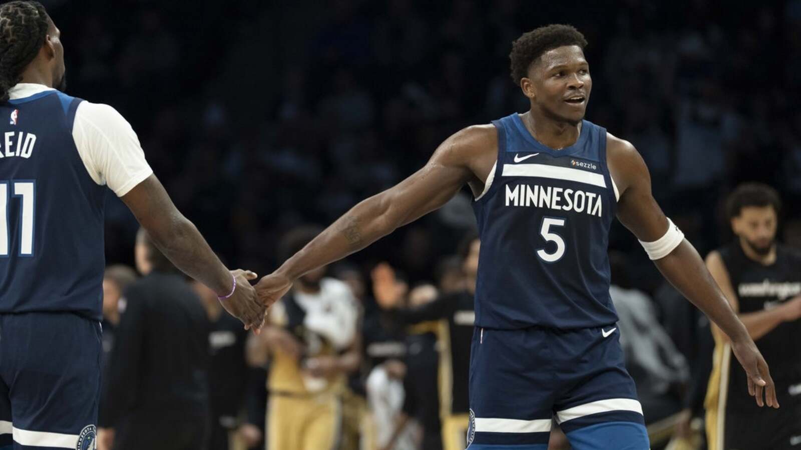 Wolves grab big lead, fend off Wizards' comeback bid | Yardbarker