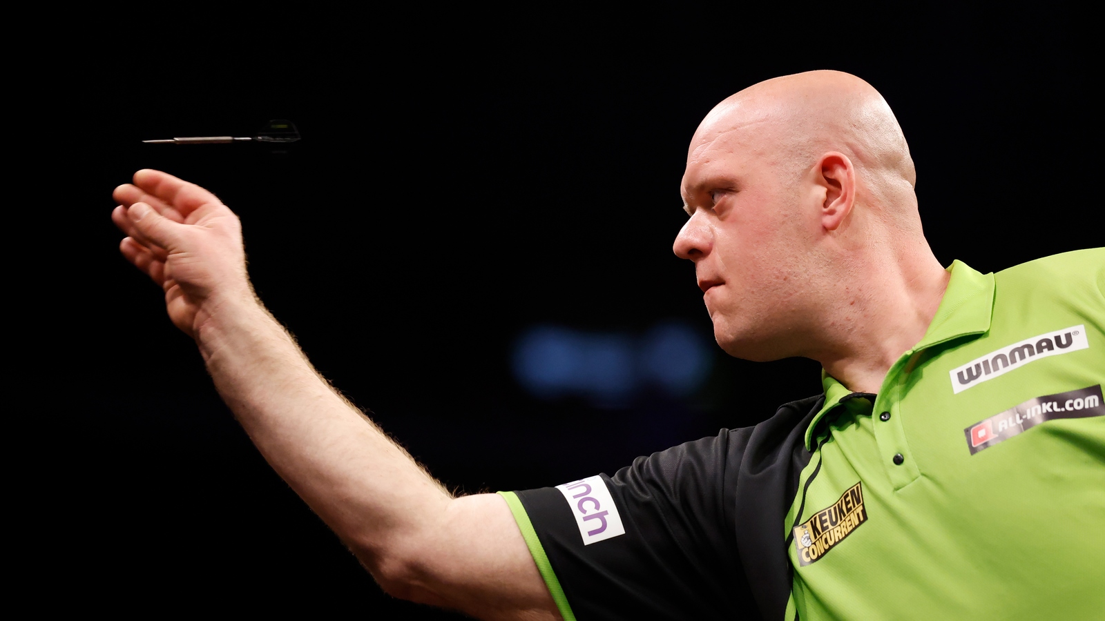 Is it Michael van Gerwen or Barrie Bates? - Darts fan gets very strange ...