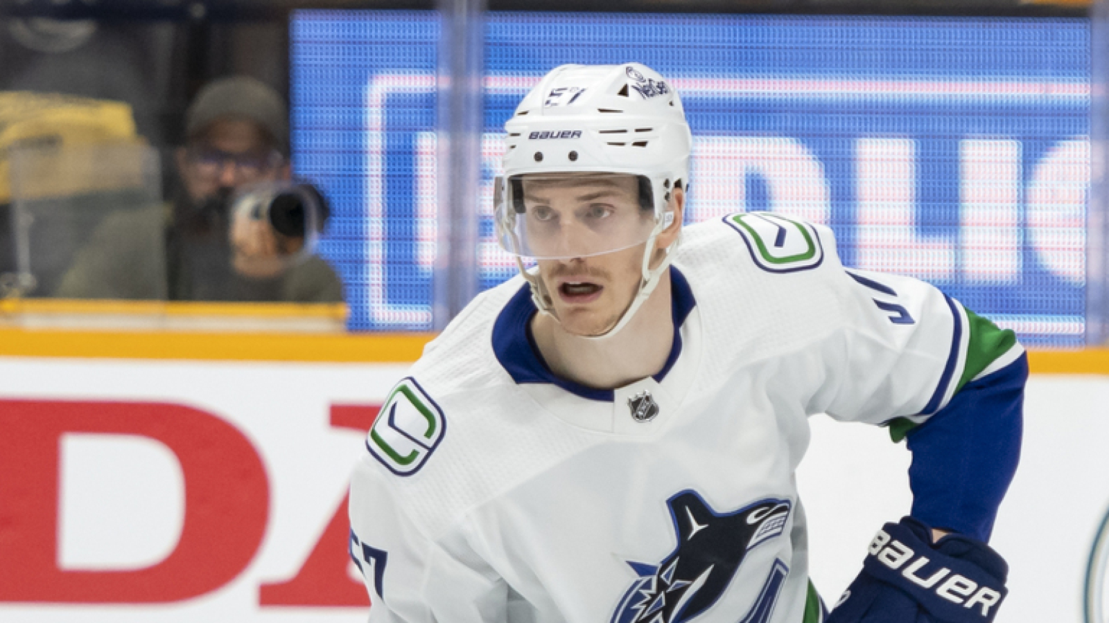 Canucks sign veteran defenseman to a three-year extension | Yardbarker