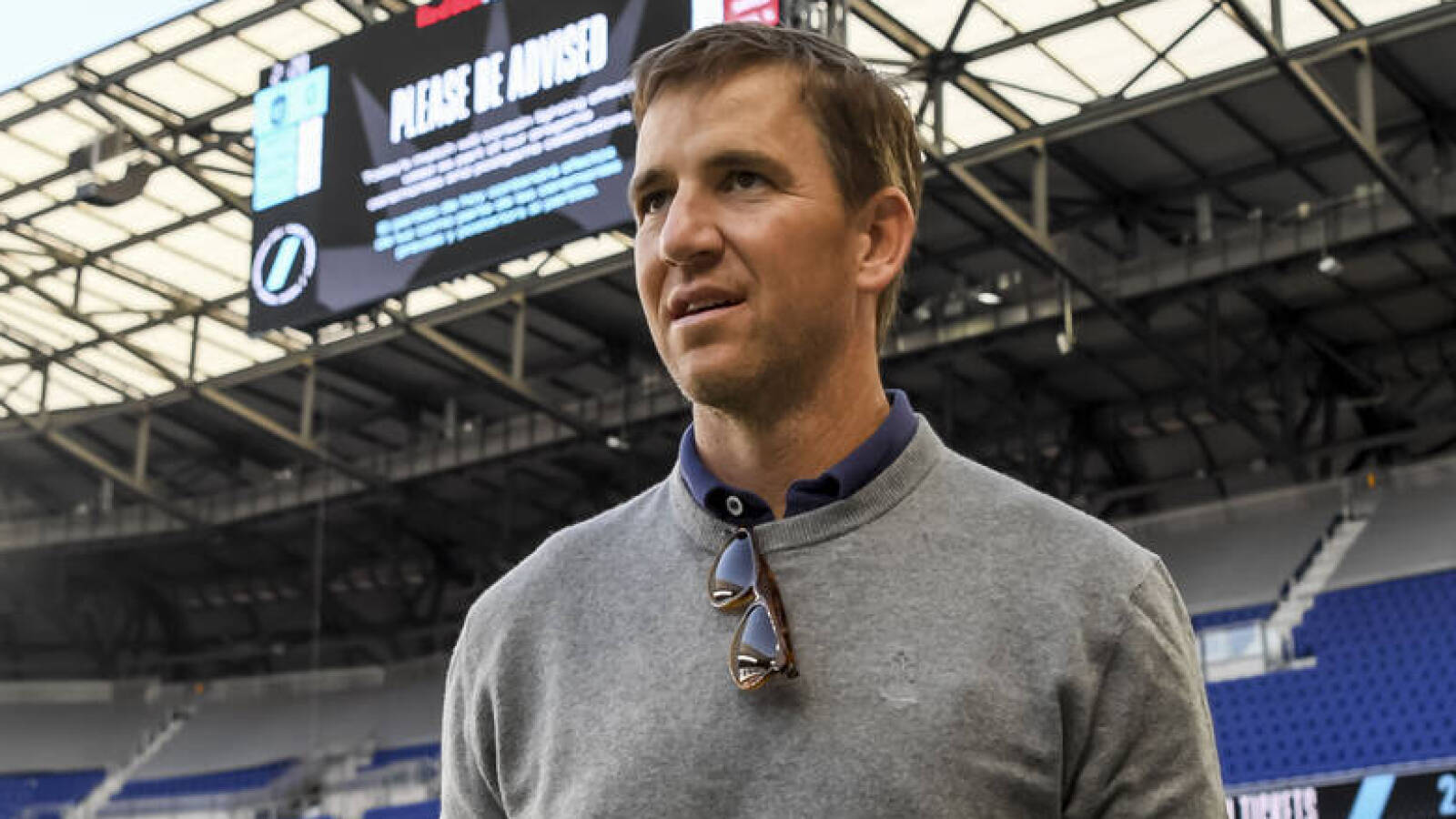Eli Manning hilariously gets in on Tom Brady roast | Yardbarker