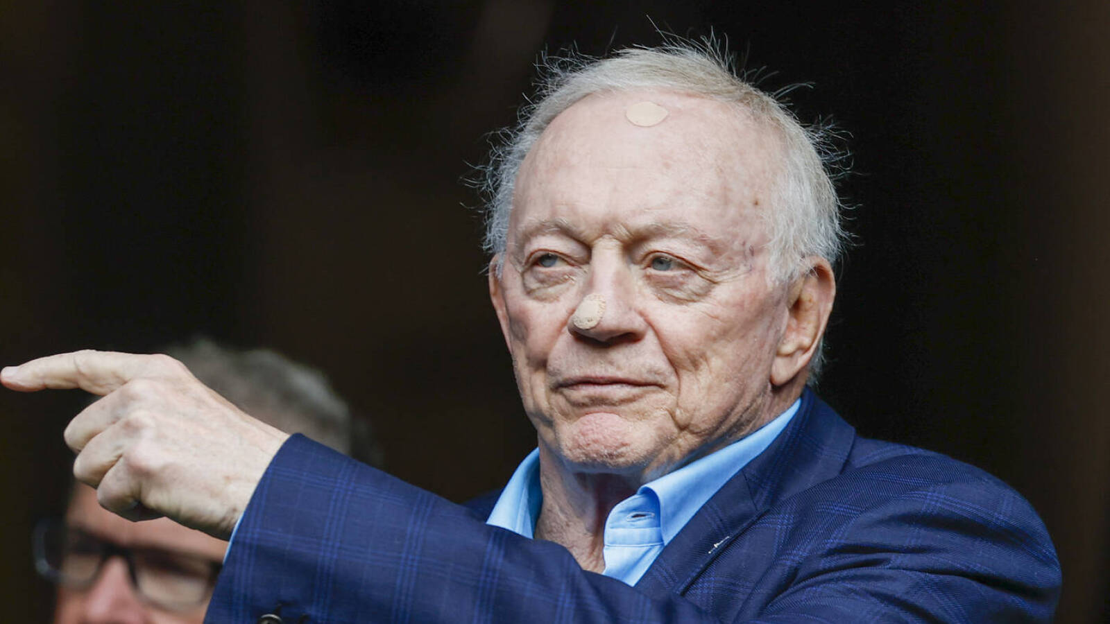 Jones shares response to LB's run-in with the law | Yardbarker