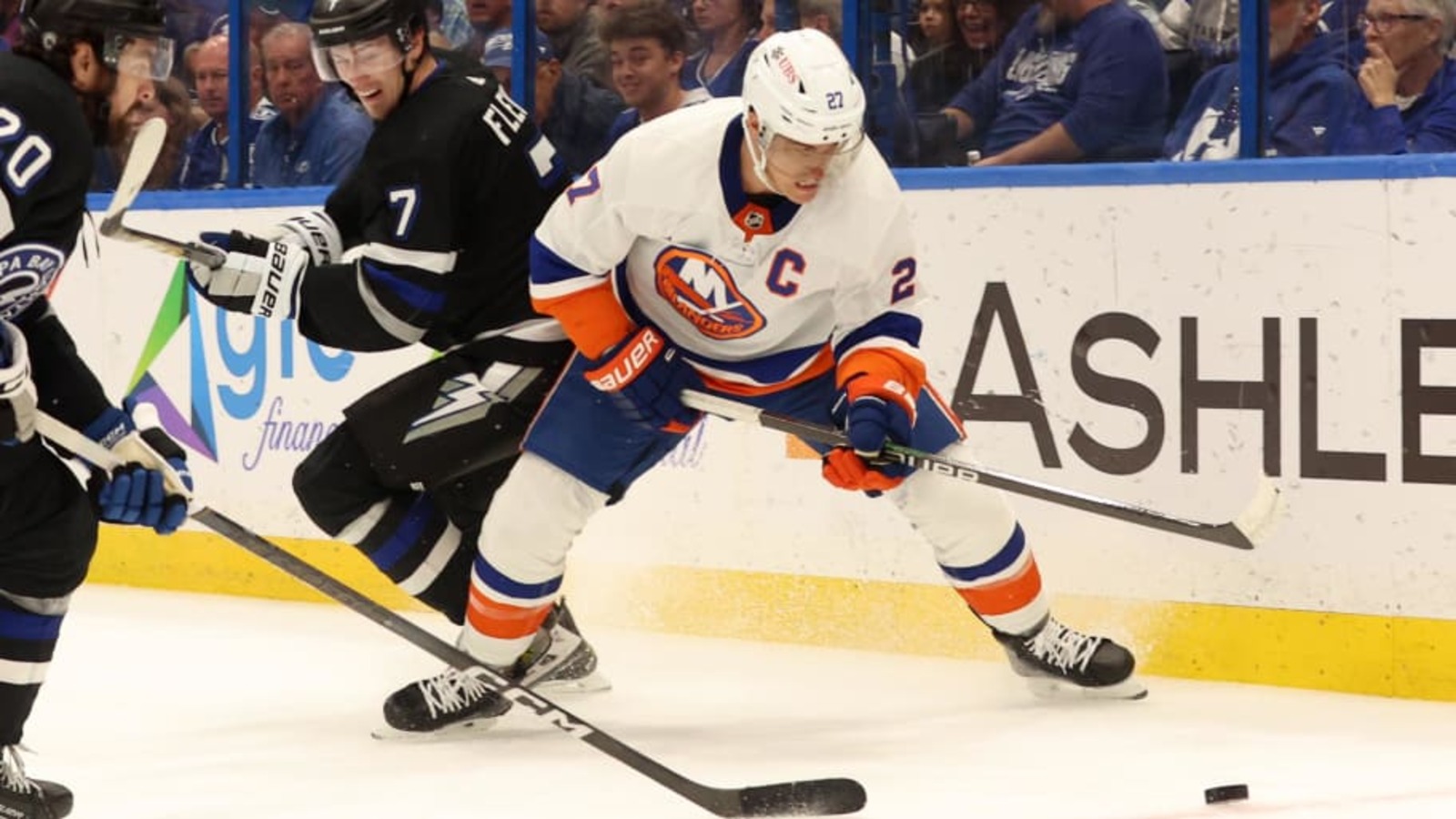 Islander Captain Wants Team to Re-Sign Two Players | Yardbarker