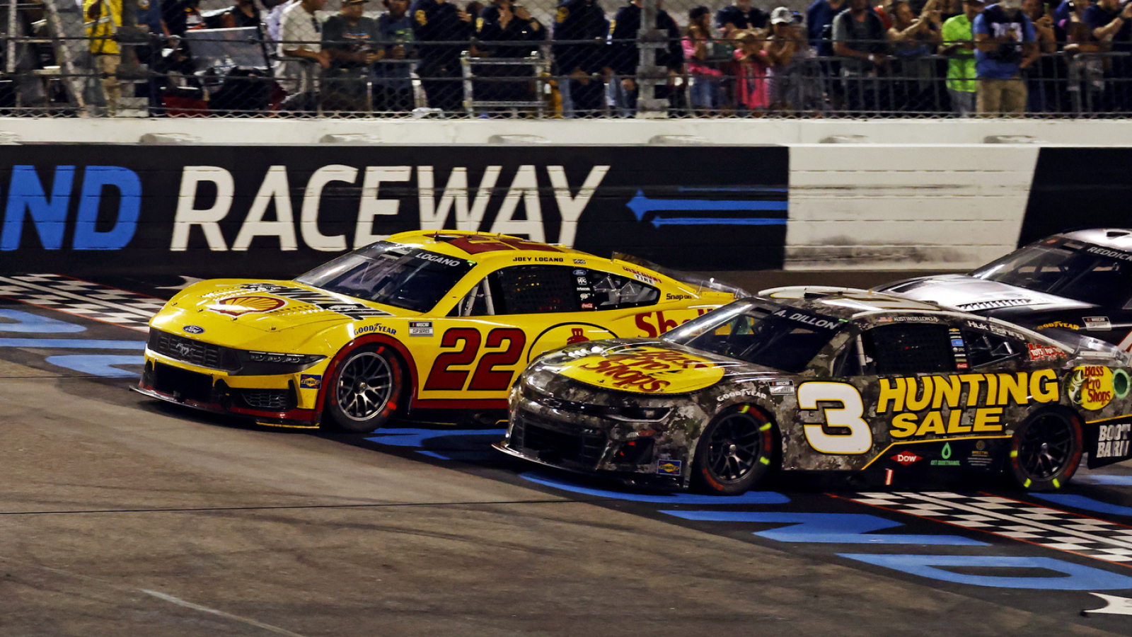 Watch: Leaders wreck on final lap in crazy NASCAR finish | Yardbarker