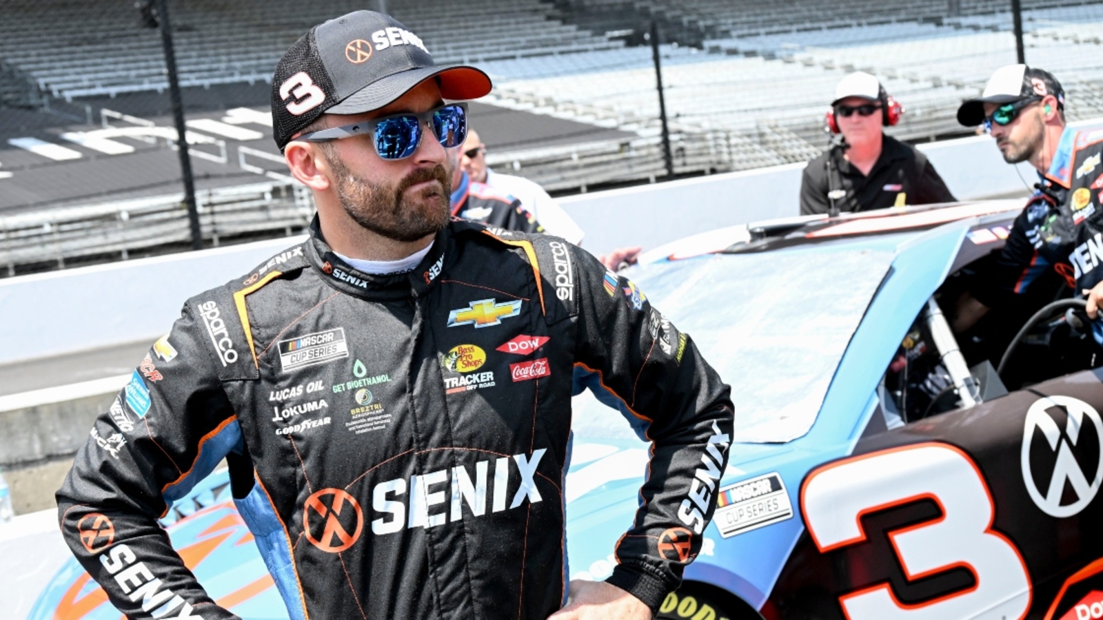 Austin Dillon introduced to chorus of boos, blows kiss to crowd at ...
