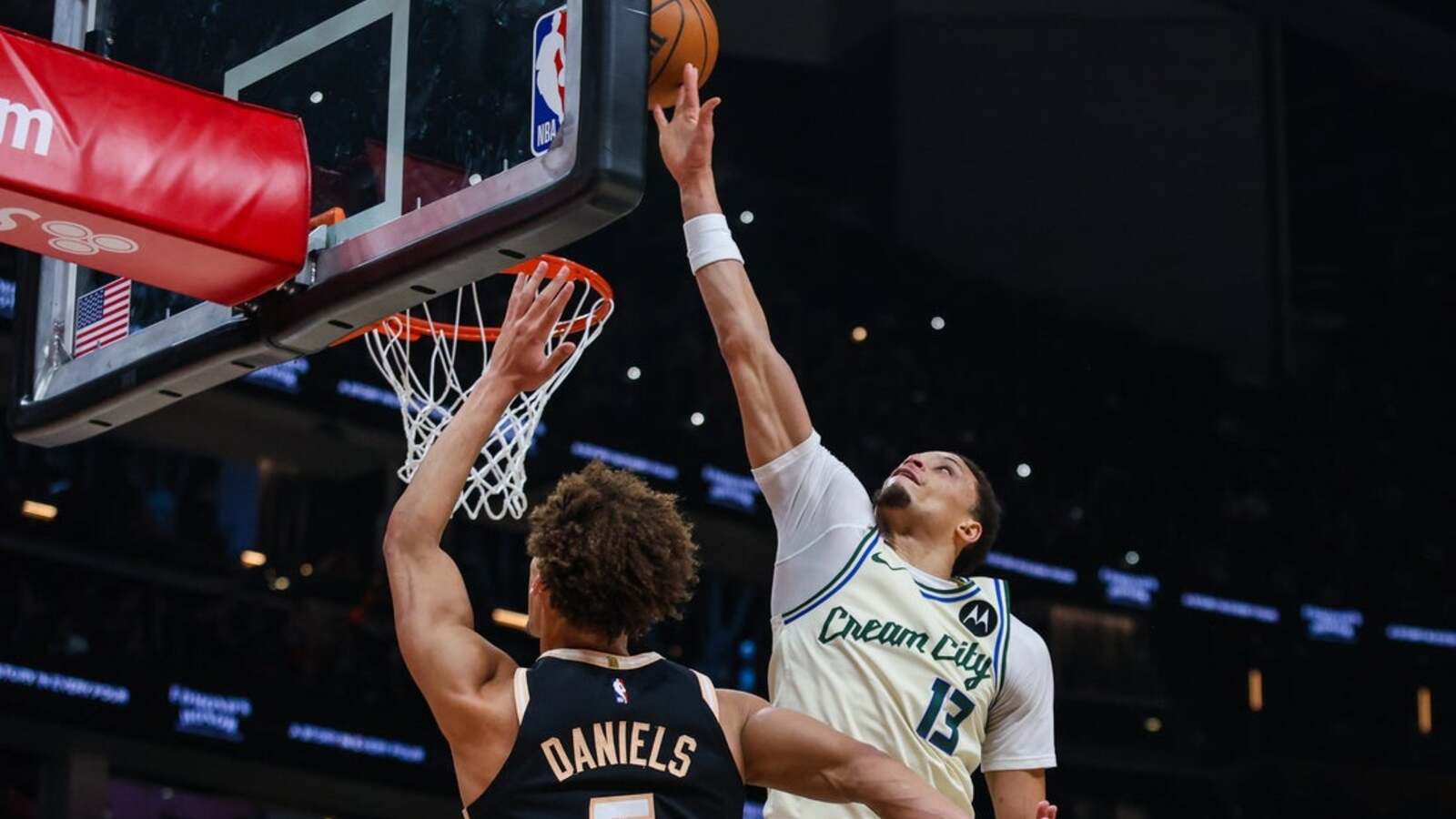 Bucks relinquish 23-point lead, recover to edge Hawks | Yardbarker