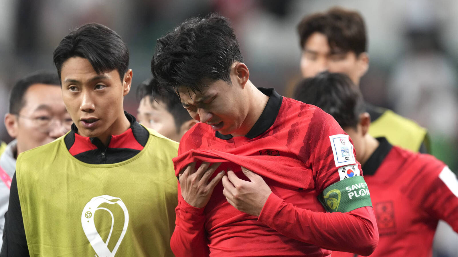 Ghana coach shows terrible sportsmanship with crying player | Yardbarker