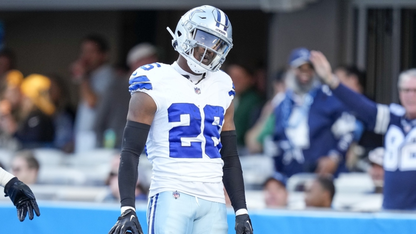 Dallas Mavericks PA announcer mistakenly announces DaRon Bland as Trevon Diggs | Yardbarker