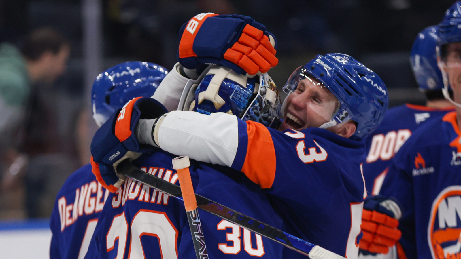 Watch: Islanders goalie credited with first career goal | Yardbarker