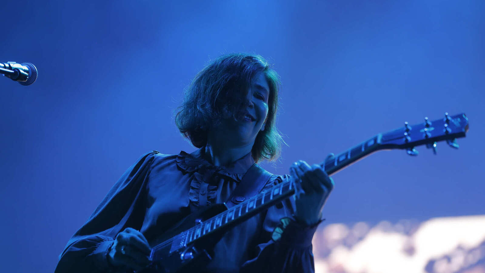 24 heavy bands with notable frontwomen | Yardbarker