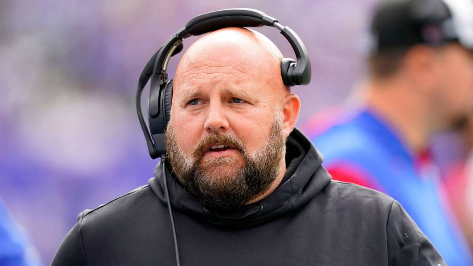 Giants HC Brian Daboll signs autographs for fans after win | Yardbarker
