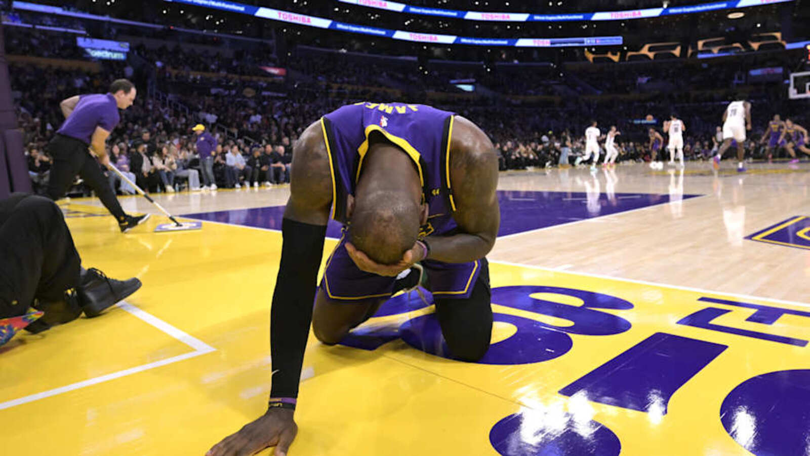 LeBron James Suffers Massive Injury Scare In Warriors-Lakers Game ...