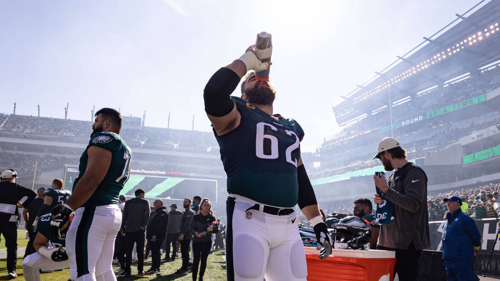 Look: Eagles' Jason Kelce wearing Batman mask on sidelines | Yardbarker