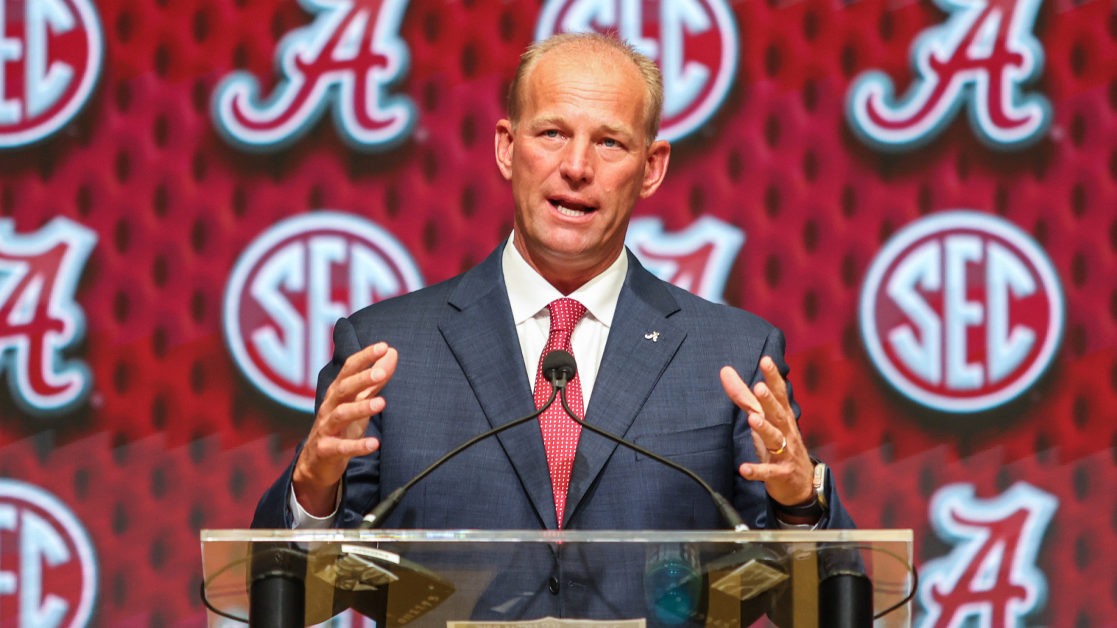 Alabama football shifting around expected first-team offensive line ...