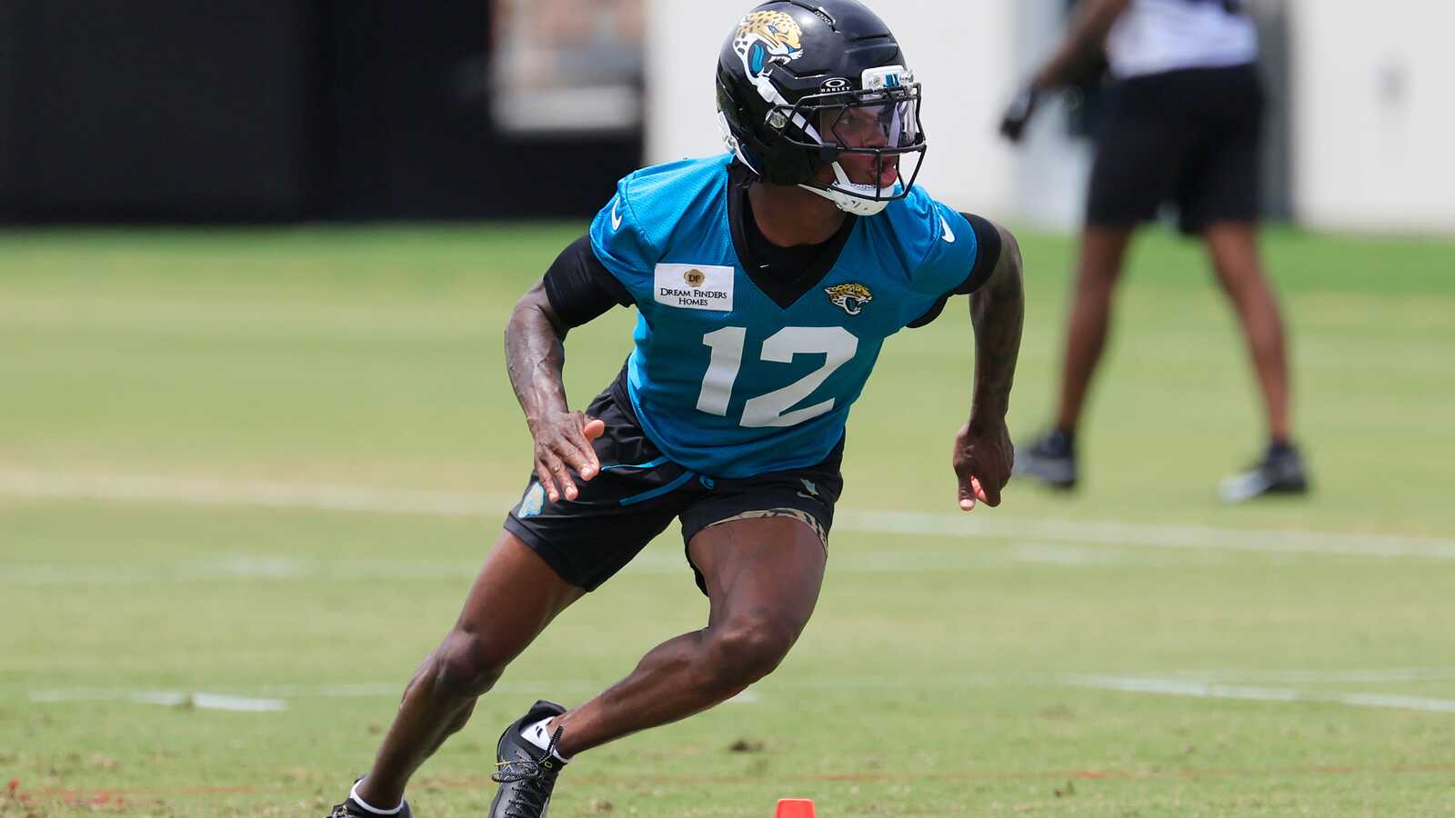 Travis Hunter shows off insane arm strength at NFLPA Rookie Premiere ...