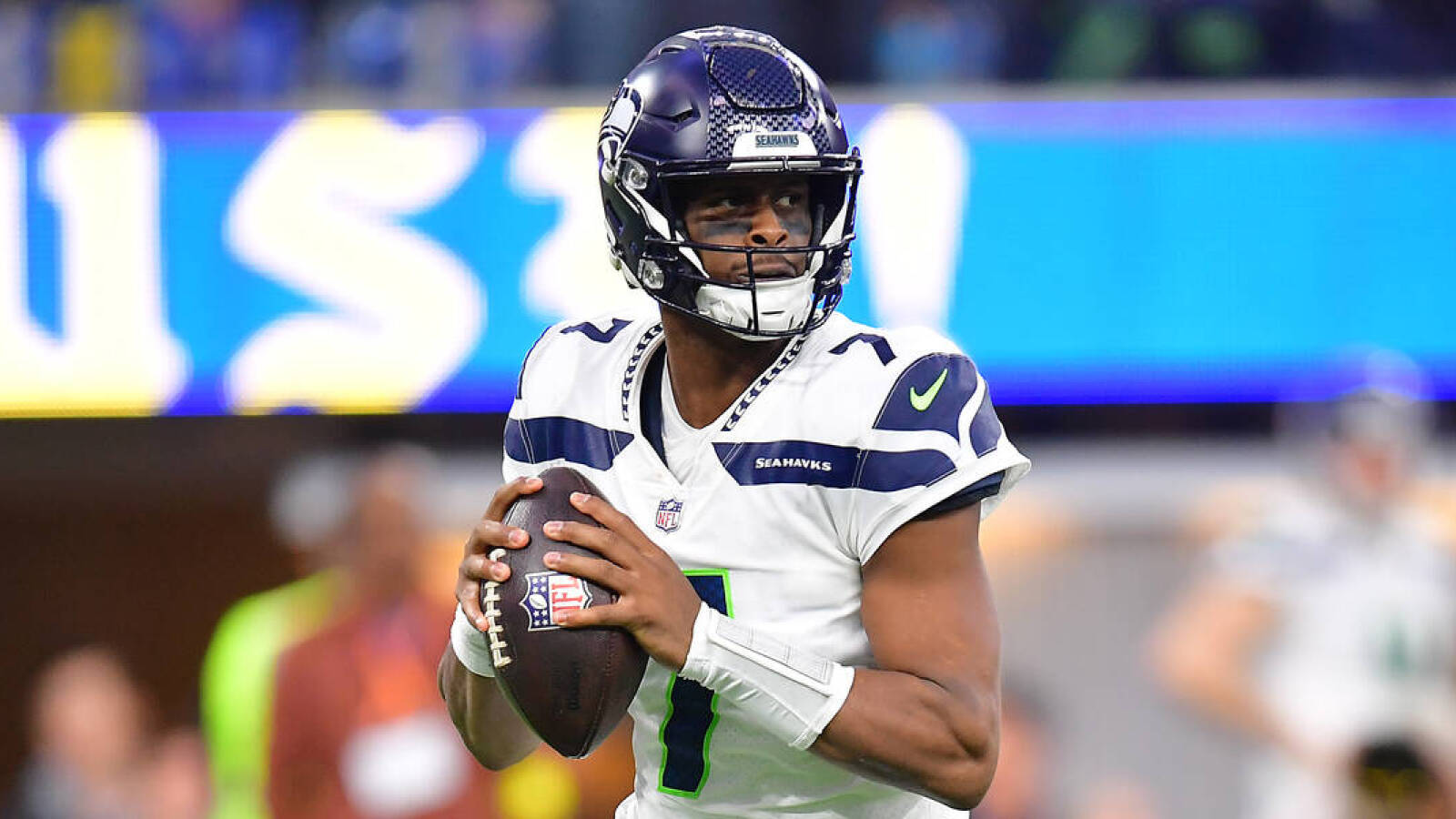 What a role reversal for Russell Wilson, Geno Smith | Yardbarker