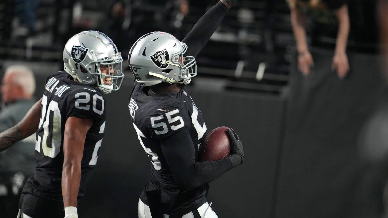 Watch: Madness ensues in epic Raiders-Patriots ending | Yardbarker