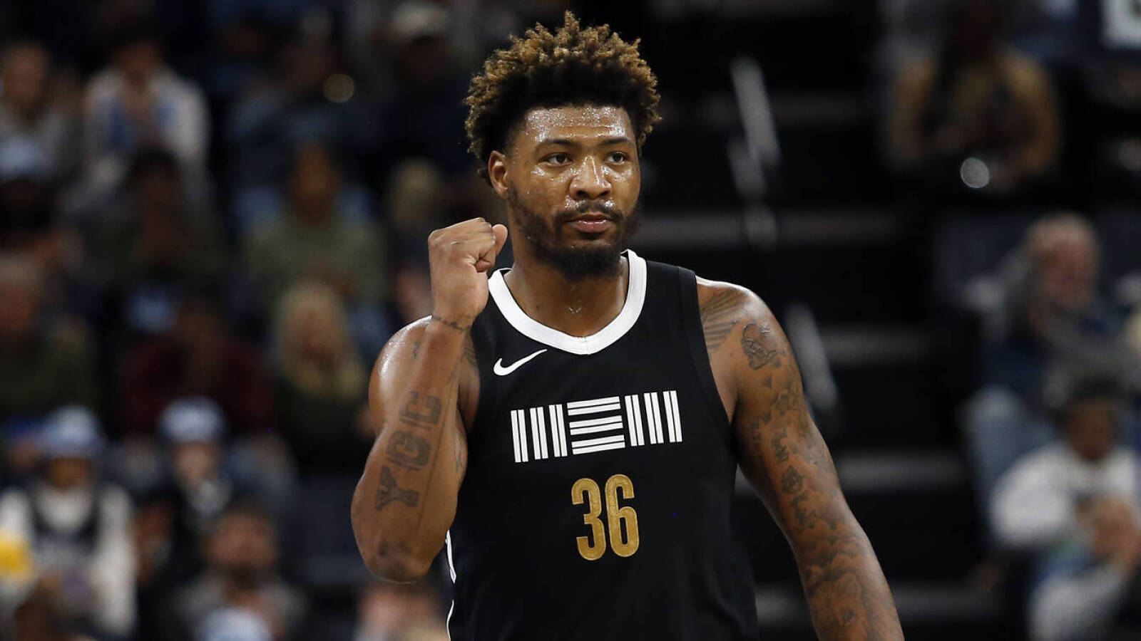 Watch: Gizzlies' Marcus Smart dishes out wild assist | Yardbarker